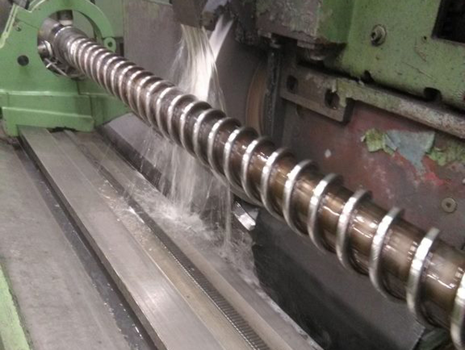 Rectification d'une vis sans fin de 5m - Ateliers Cerfontaine